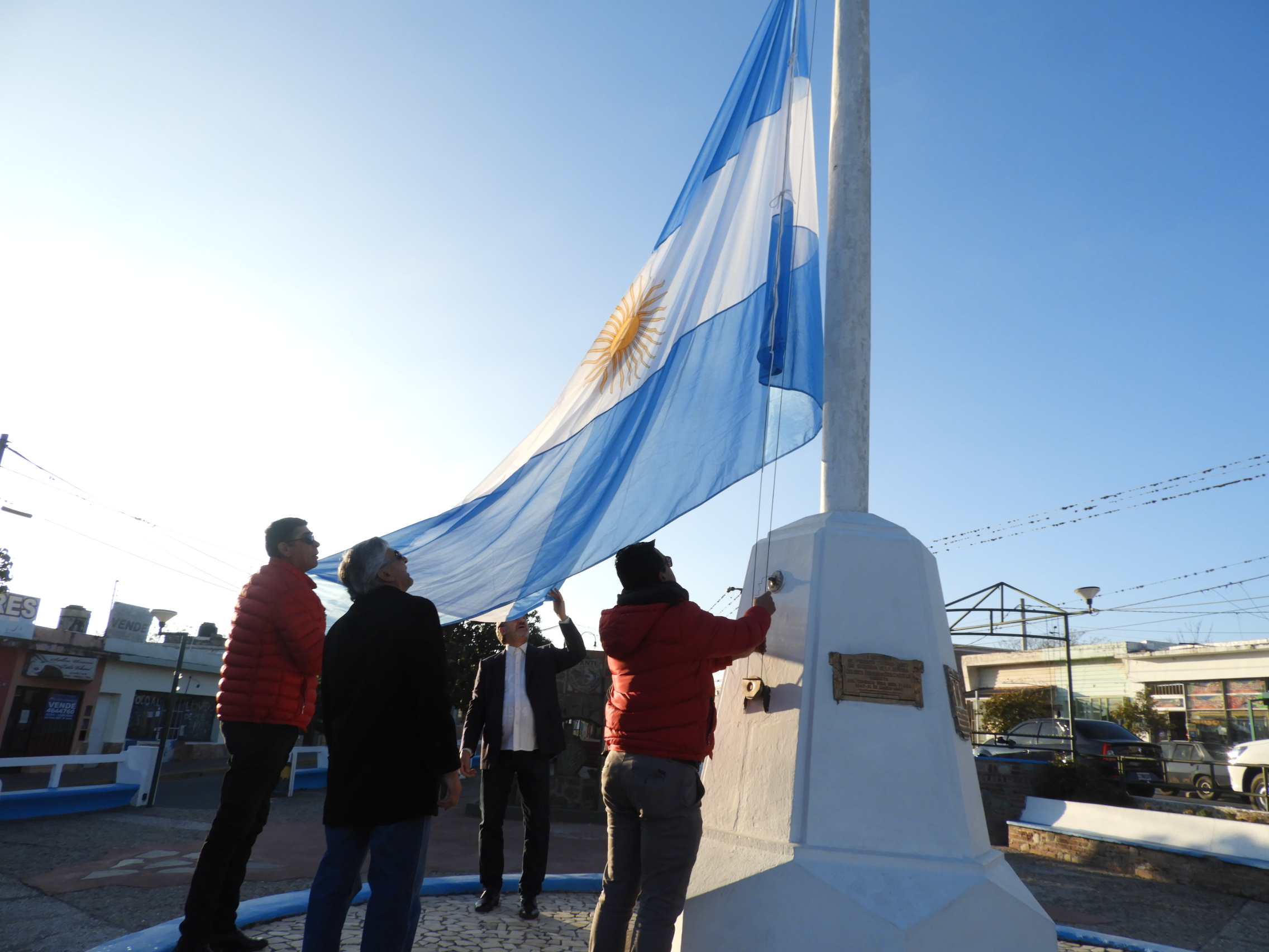 Flamea la Bandera Argentina en este 9 de Julio en Tanti - Tanti